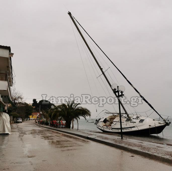 Σκάφος βγήκε στη στεριά λόγω της κακοκαιρίας: Δέντρα έπεσαν από τον ...