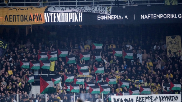 ΑΕΚ: Σήκωσαν σημαίες της Παλαιστίνης οι οπαδοί της «Ένωσης» στην «OPAP ...