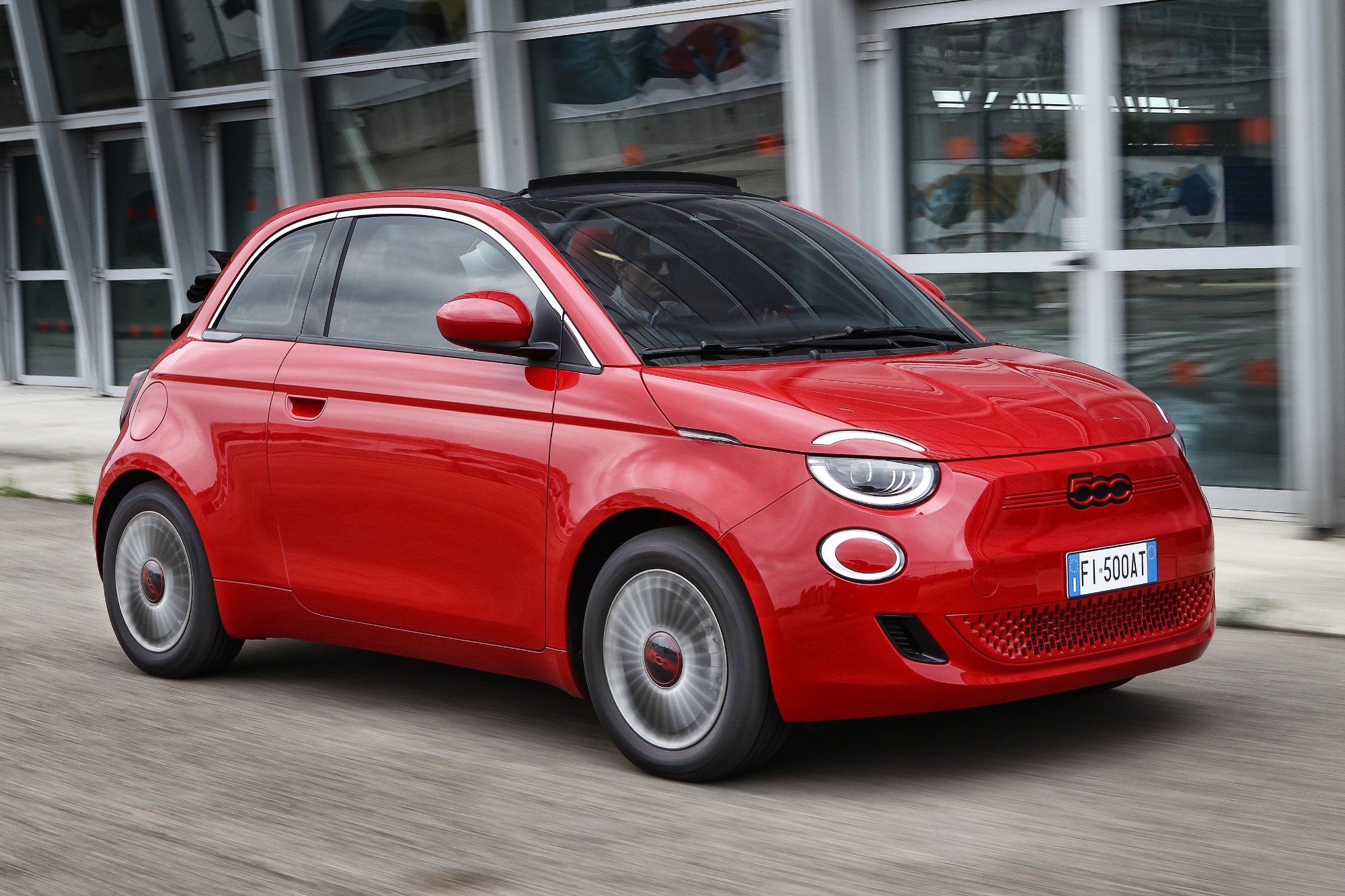 Test drive Fiat 500e (RED): Όλα στο κόκκινο | gMotion by gazzetta