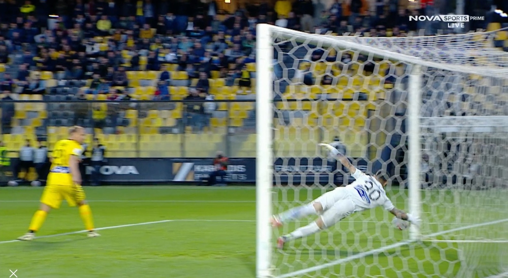 Αρης-ΑΕΚ: Ο Μορόν έκανε μέσω VAR το 1-0 | Gazzetta