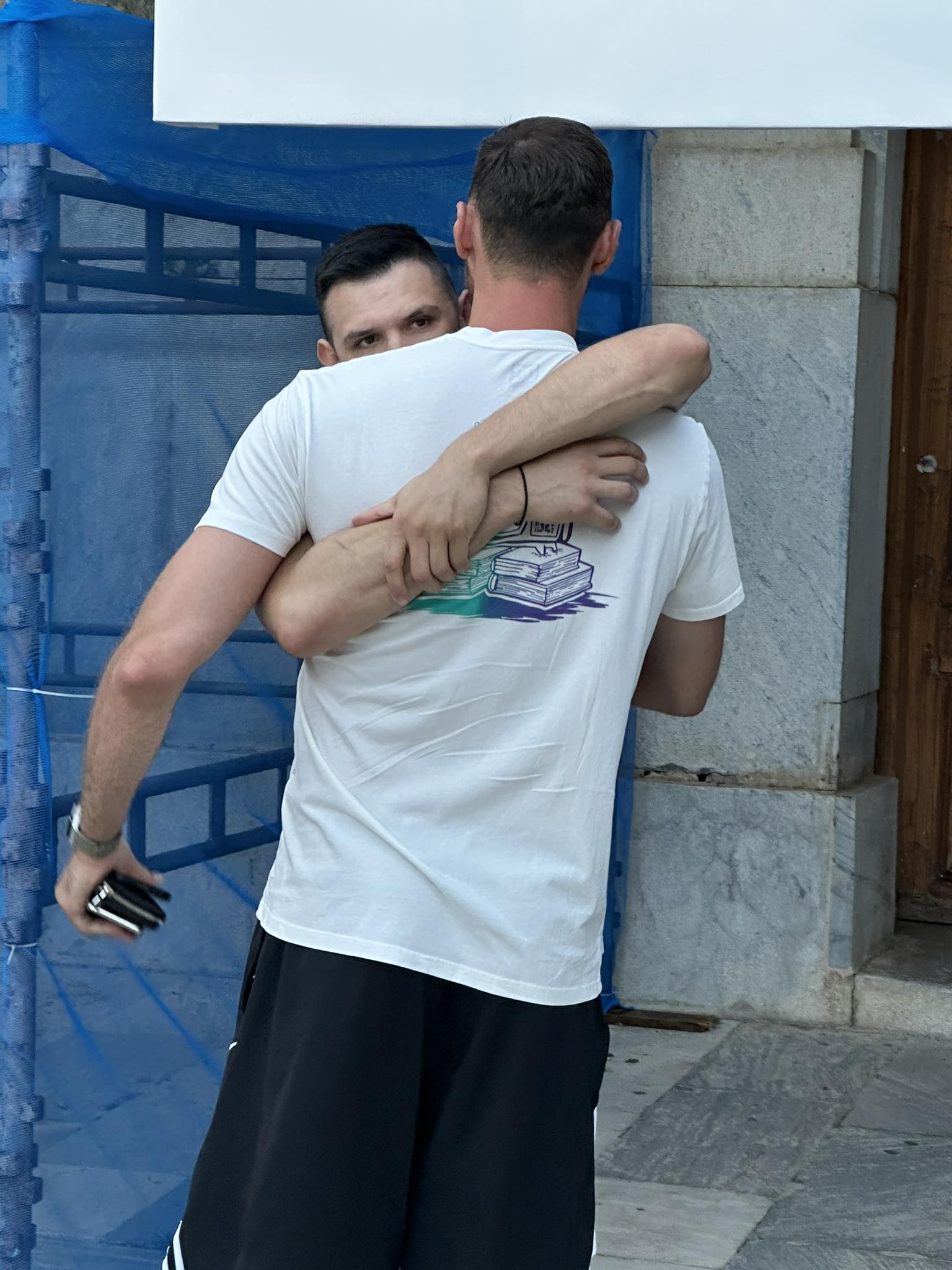 Ολυμπιακός: Η μεγάλη αγκαλιά των Παπανικολάου-Μιλουτίνοβ στη Σύρο ...