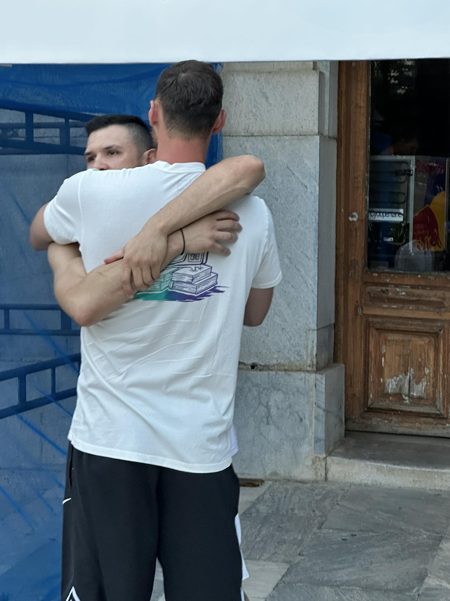 Ολυμπιακός: Η μεγάλη αγκαλιά των Παπανικολάου-Μιλουτίνοβ στη Σύρο ...