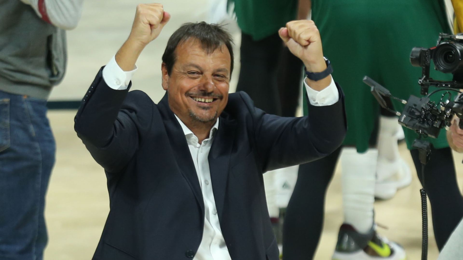 Παναθηναϊκός: Ηγέτης, αρχηγός και στρατηγός μαζi o Σλούκας, salute ...