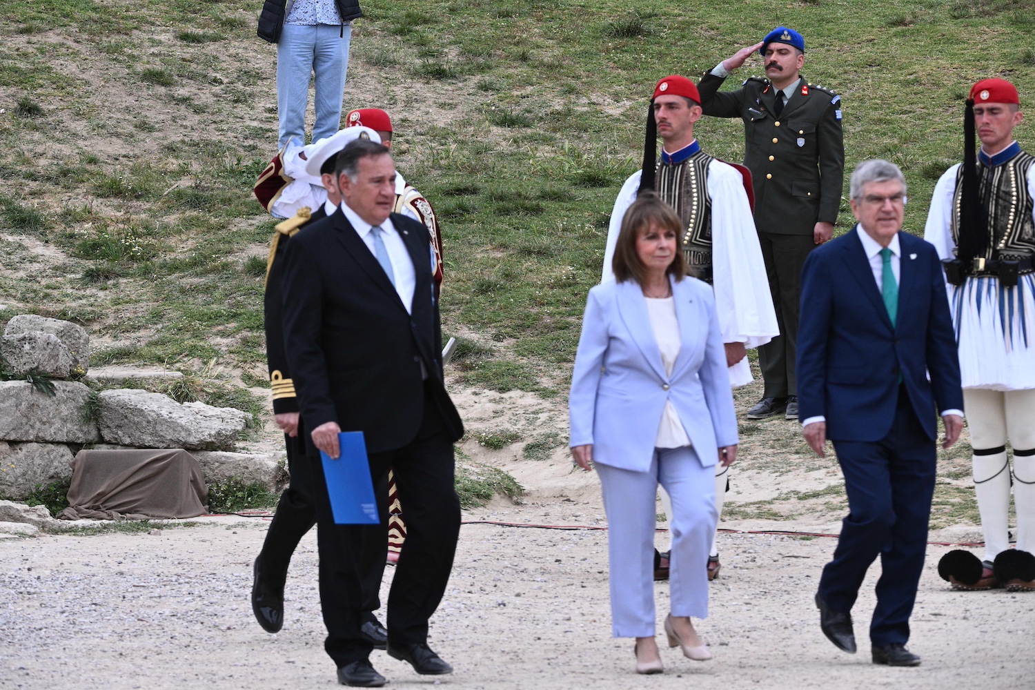 Ολυμπιακοί Αγώνες: Η Ολυμπιακή Φλόγα ξεκίνησε το μαγικό της ταξίδι για ...