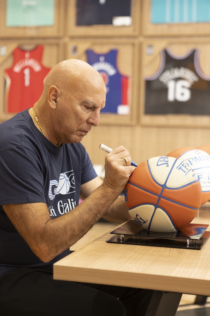 Νίκος Γκάλης: Η πρώτη σειρά υπογεγραμμένων συλλεκτικών αντικειμένων του ...