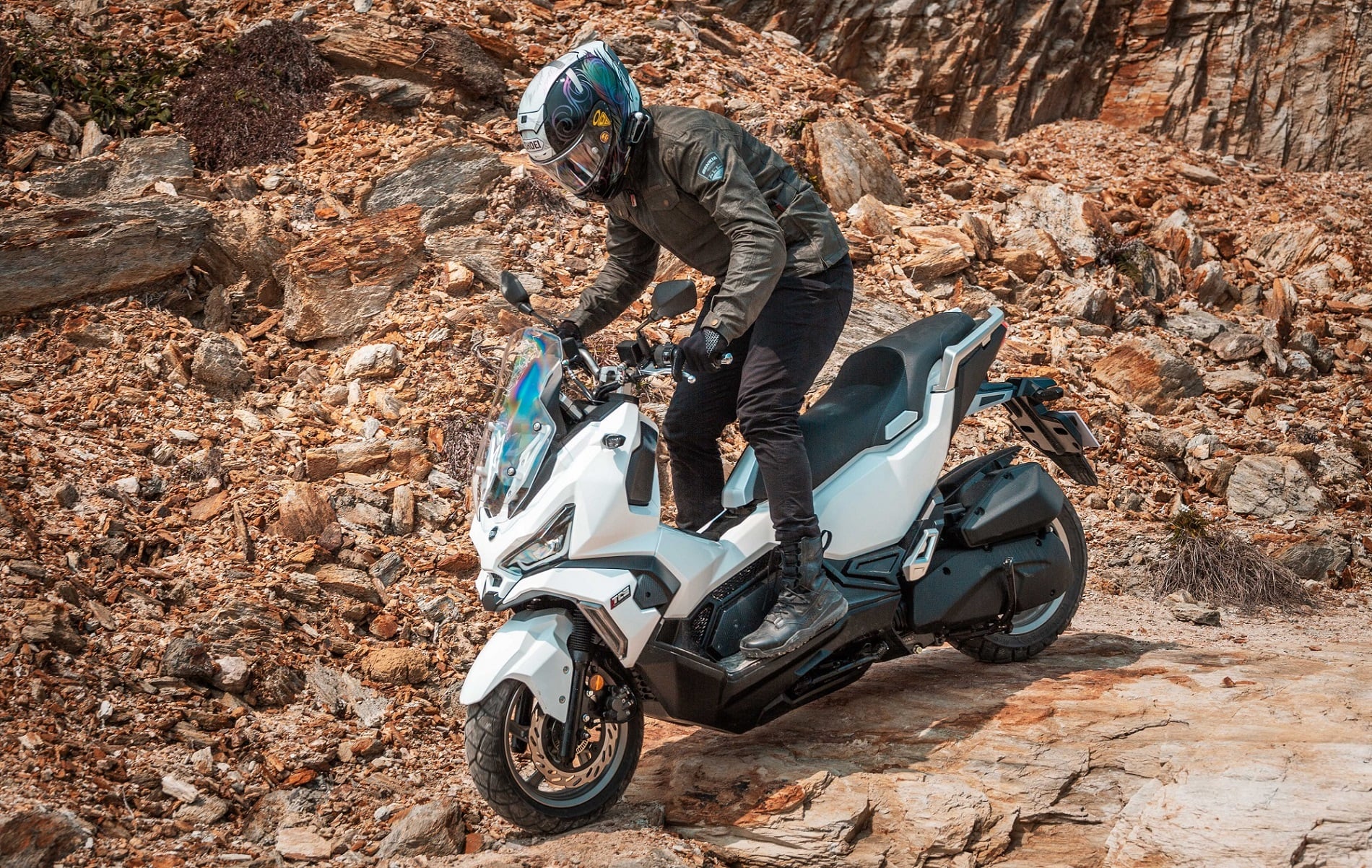 SYM ADX 125: Διευρύνοντας τα όρια | InMotion by gazzetta