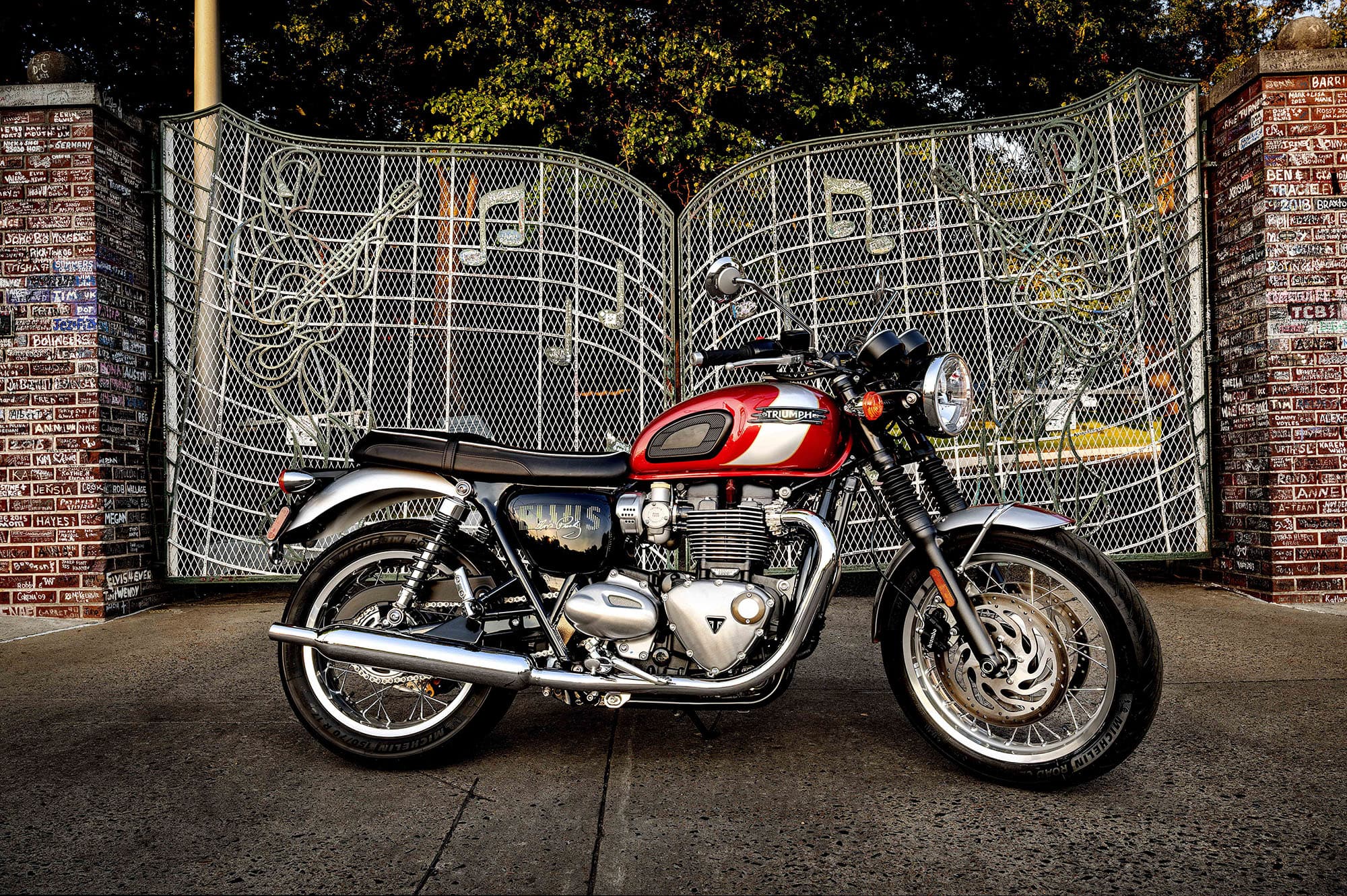 Triumph Bonneville T120 Elvis Presley Limited Edition: Γιορτάζοντας τον ...