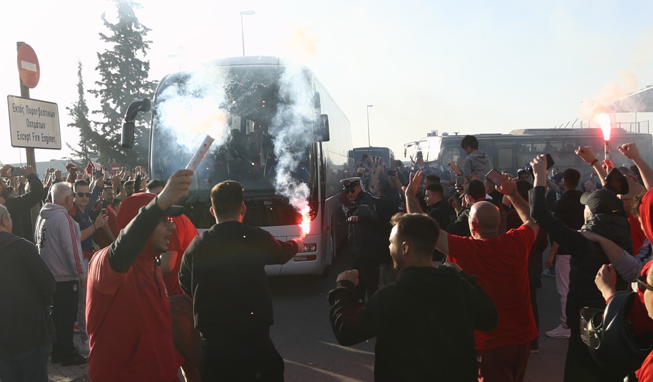 Χαμός στην άφιξη των θριαμβευτών του Ολυμπιακού και απαίτηση για ...
