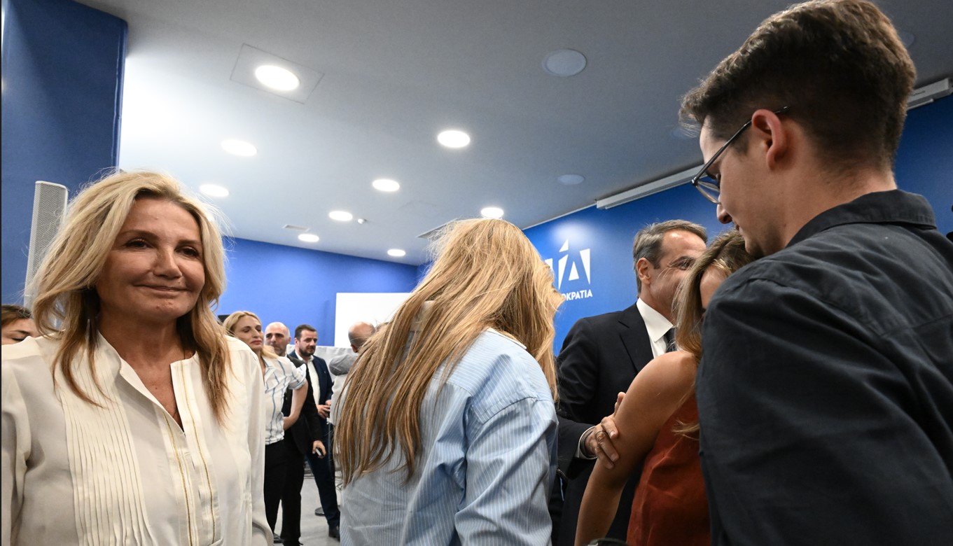 Η συγκίνηση του γιου του Μητσοτάκη και η οικογενειακή αγκαλιά στο άκουσμα των αποτελεσμάτων ...