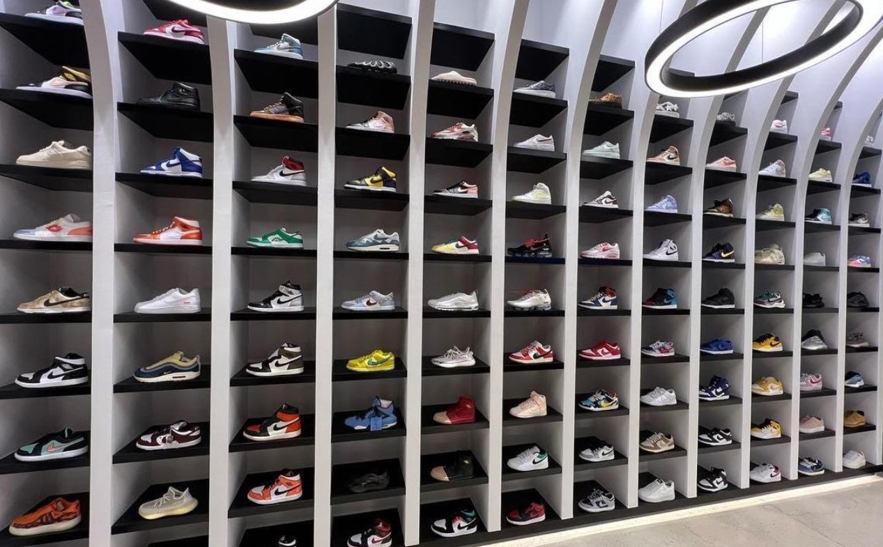 «Flower Kickz»: Ενα εντυπωσιακό resell store στην Ελλάδα | PLUS by gazzetta