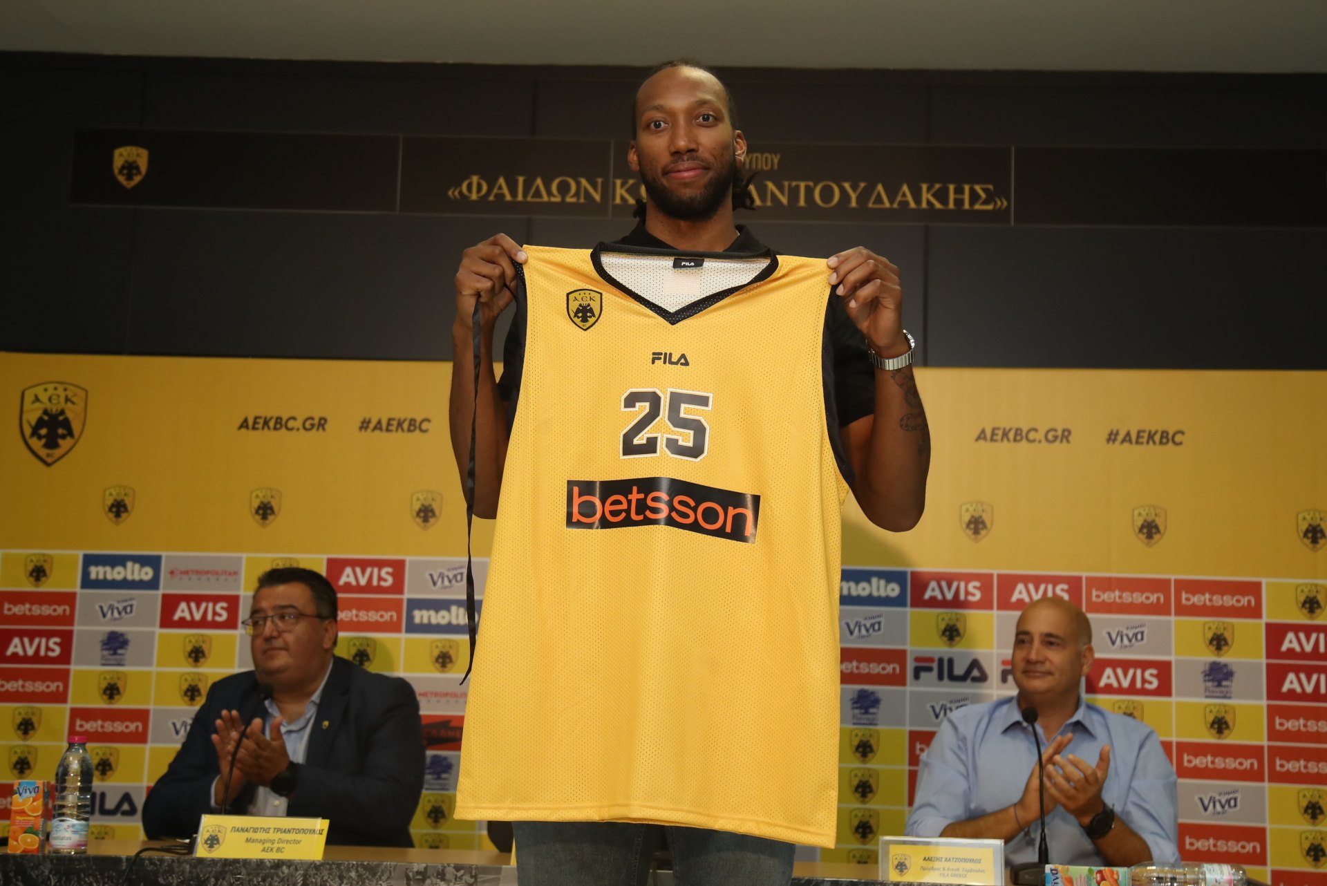 ΑΕΚ: Παρουσιάστηκαν οι πέντε νέες φανέλες για τη σεζόν 2022-23 (pics ...