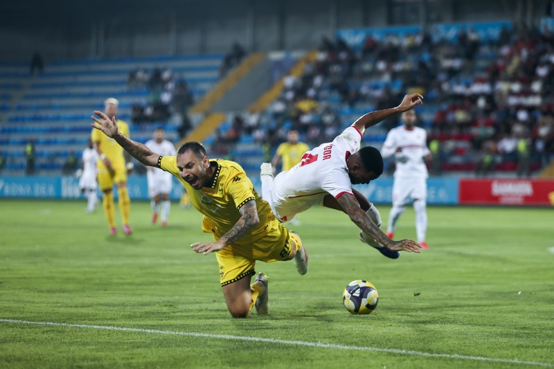 Αράζ - Αρης 2-1: Ανατροπή - σοκ με «μπλακ άουτ» μετά το γκολ του Μορόν ...