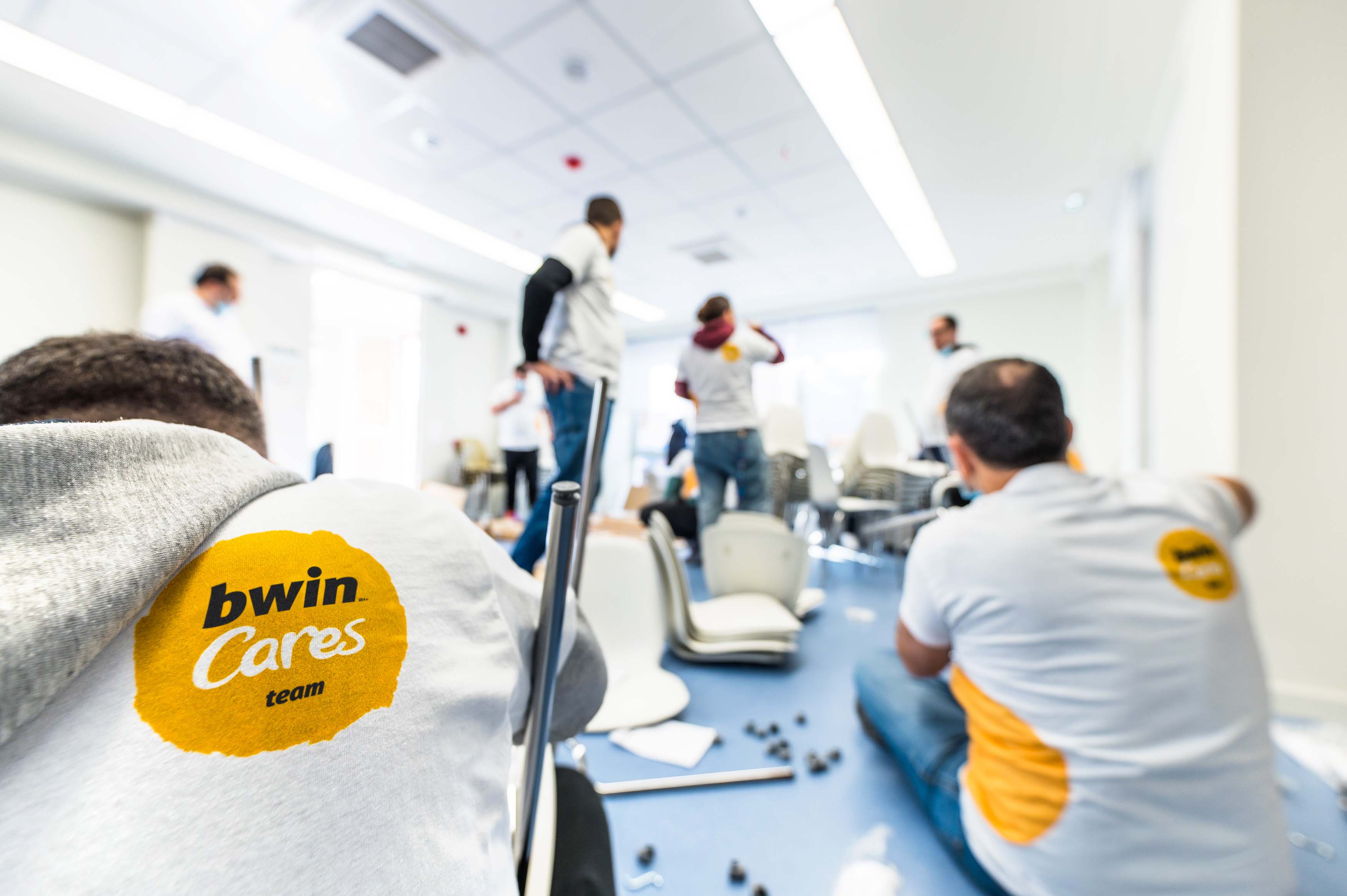 Η ομάδα εθελοντών της bwin συναρμολόγησε τα έπιπλα της νέας Στέγης Υποστηριζόμενης Διαβίωσης ...