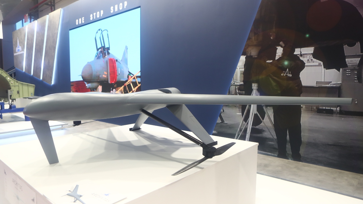 Ομοίωμα του πρώτου ελληνικού drone «Αρχύτας» στο περίπτερο της ΕΑΒ στη ...