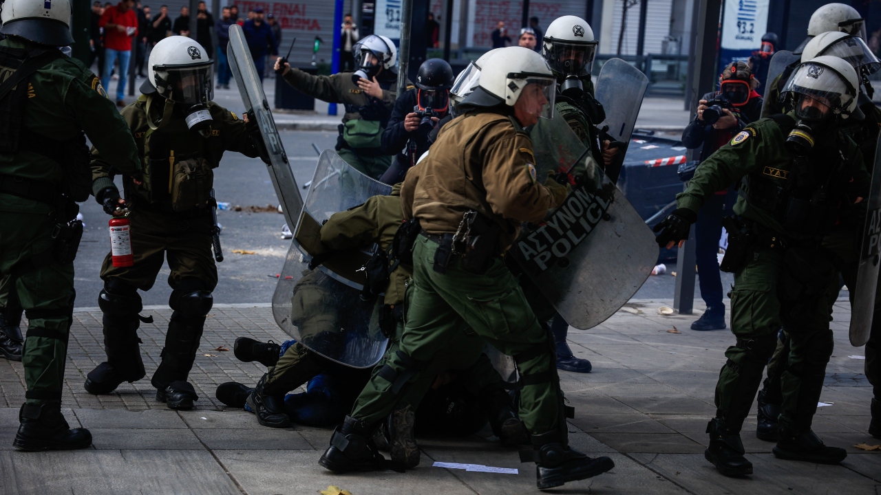 Επεισόδια στο Σύνταγμα: Μολότοφ και χημικά στη συγκέντρωση για τα Τέμπη ...
