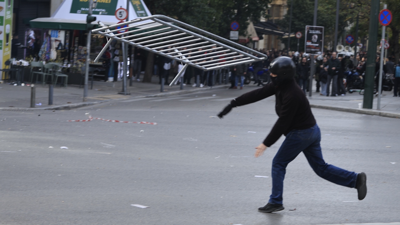 Επεισόδια στο Σύνταγμα: Μολότοφ και χημικά στη συγκέντρωση για τα Τέμπη ...