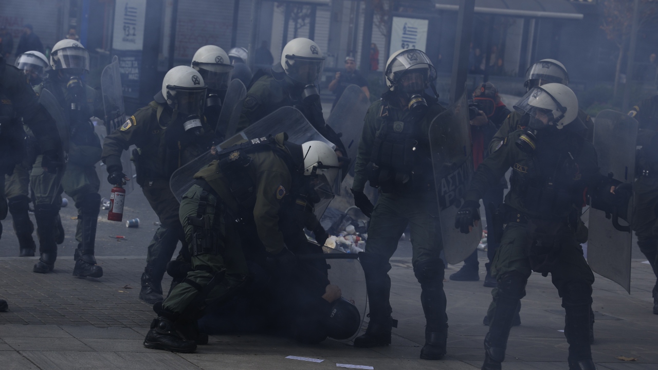 Επεισόδια στο Σύνταγμα: Μολότοφ και χημικά στη συγκέντρωση για τα Τέμπη ...