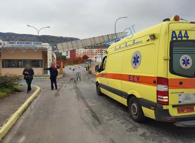 Γερανός της ΔΕΔΔΗΕ δεν χωρούσε να περάσει και γκρέμισε την πύλη του ...
