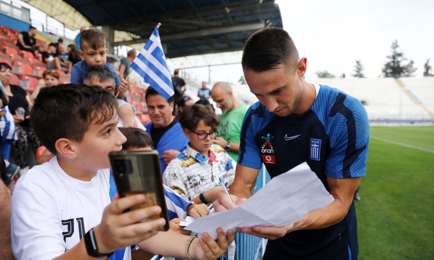 Εθνική Ελλάδας: Πιτσιρικάδες πήραν αυτόγραφα και έβγαλαν φωτογραφίες με ...