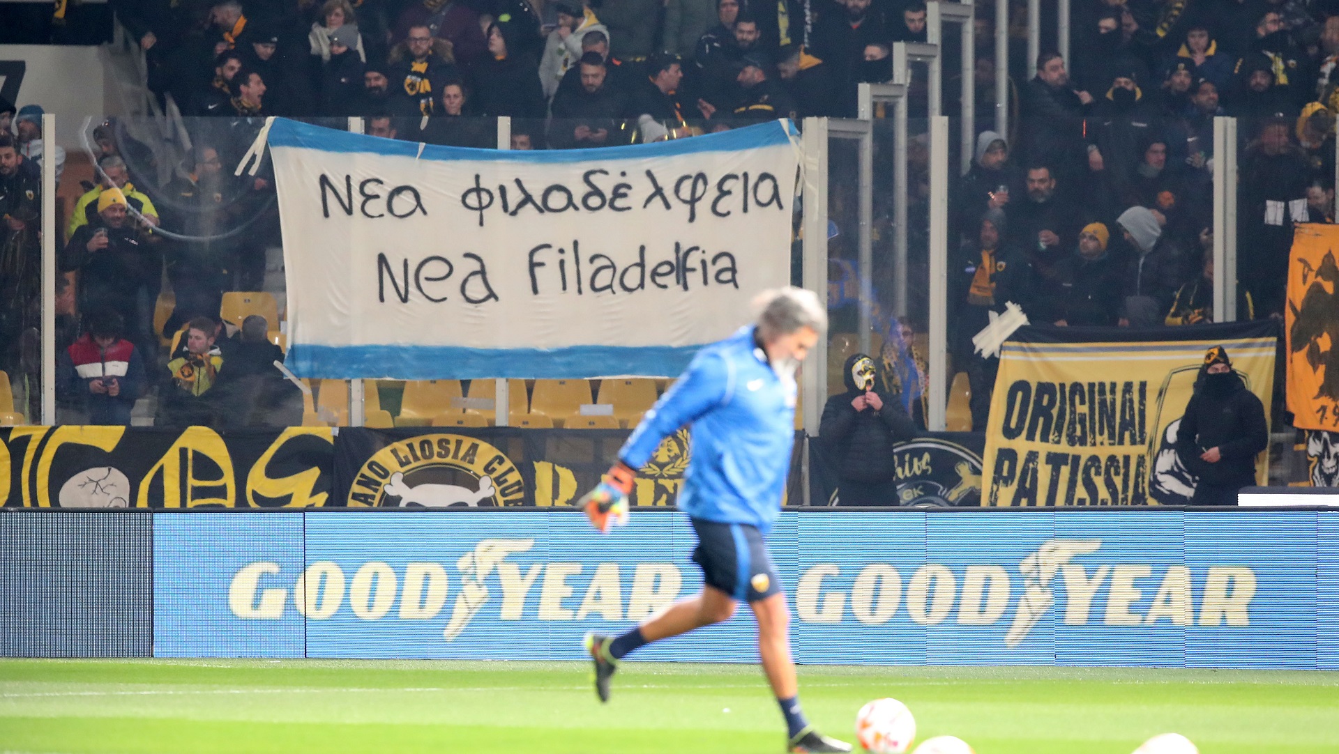 ΑΕΚ - Ολυμπιακός: Πανό - «ταμπέλα»... προς Πειραιά στην OPAP Arena ...
