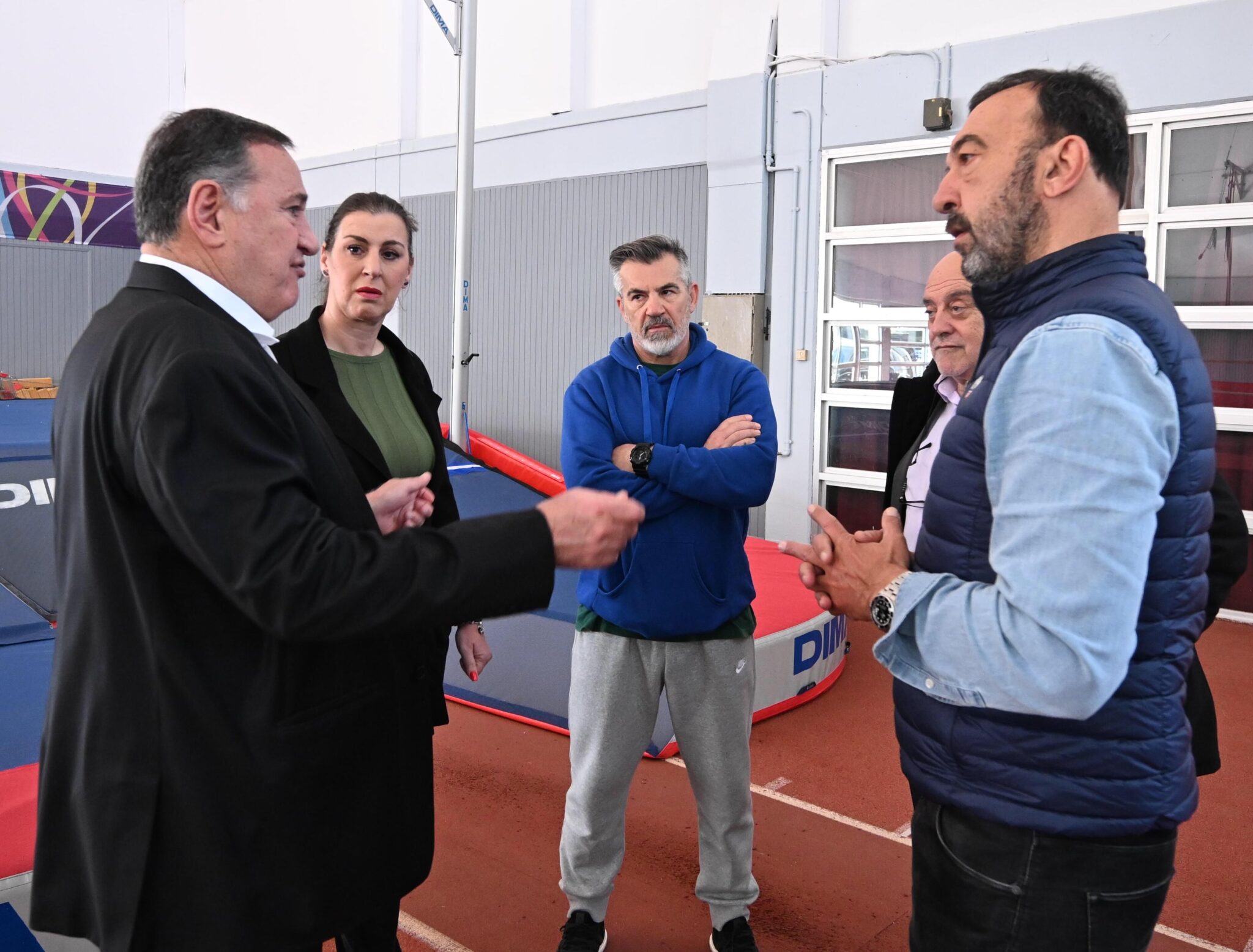 Στίβος: Ο Σπύρος Καπράλος επισκέφθηκε το ανανεωμένο κλειστό ...