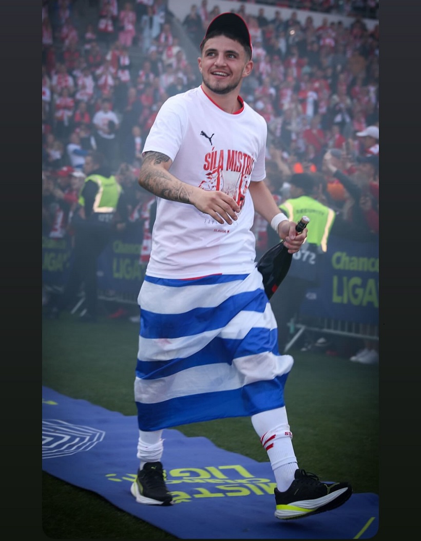 Το τρομερό σόου του Ζαφείρη στην φιέστα της Σλάβια: Τα... έσπασε στο ...