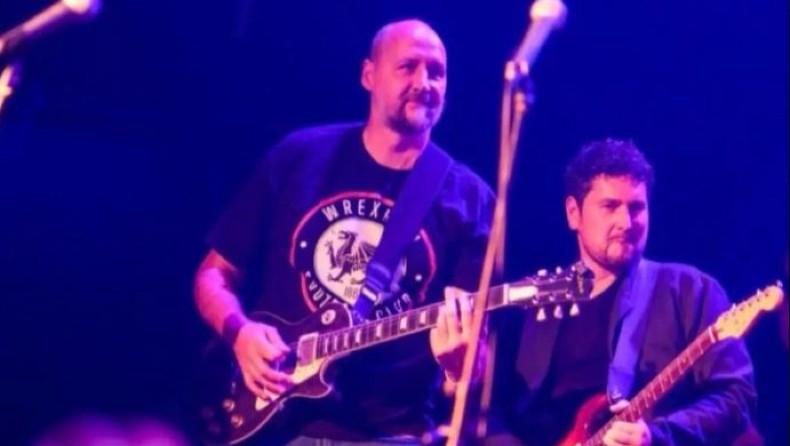 Ντίνο Ράτζα: 'Επιασε κιθάρα και «ρόκαρε» σε σκηνή του Ζάγκρεμπ | Gazzetta