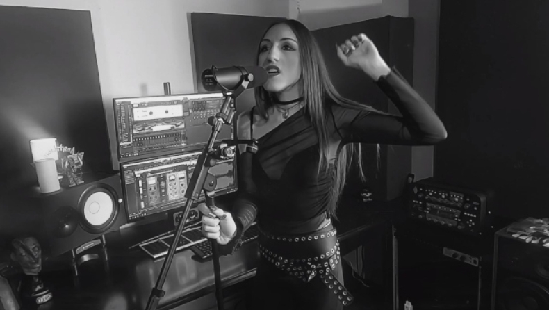 Flair: Το συγκινητικό τραγούδι της Joan Kollia που σε ταξιδεύει (vid ...