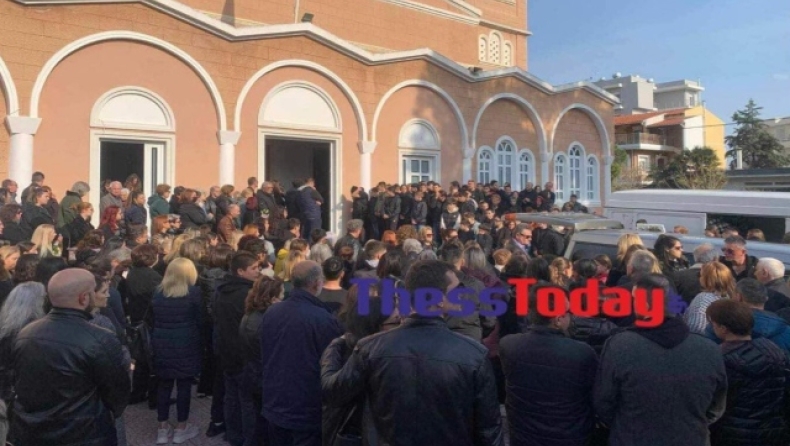 Σκηνές αρχαίας τραγωδίας στην κηδεία του 15χρονου στην Αλεξανδρούπολη ...