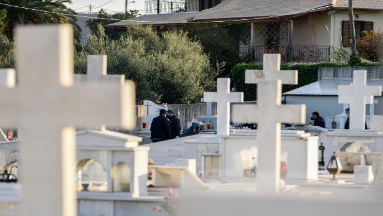 Άγνωστοι «ρήμαξαν» νεκροταφείο στο Αγρίνιο: Έκλεψαν πάνω από 50 ...