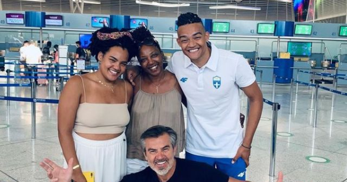 Η οικογένεια Καραλή αποχαιρέτησε τον "Manolo" που πάει Τόκιο (pic&vid ...