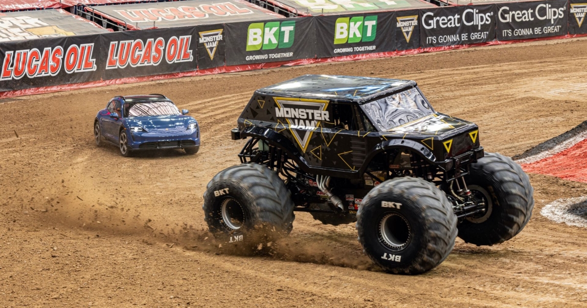 Μονομαχία στο Τέξας: Ένα Monster Jam truck απέναντι στην Porsche Taycan ...