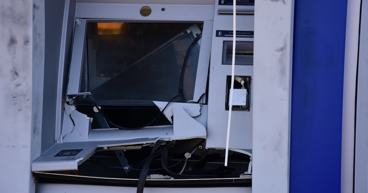 Κουκουλοφόροι ανατίναξαν ATM στη Μεσσηνία και έφυγαν με 240.000 ευρώ ...