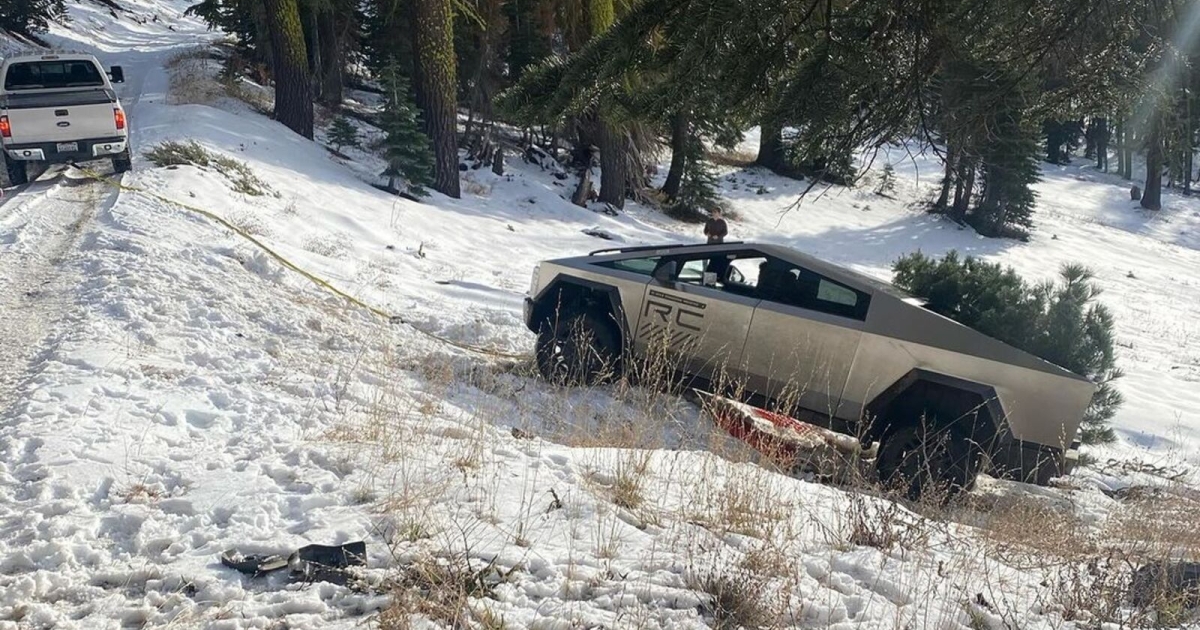 To μυστήριο με το Tesla Cybertruck που χρειάστηκε ένα Ford για να ...