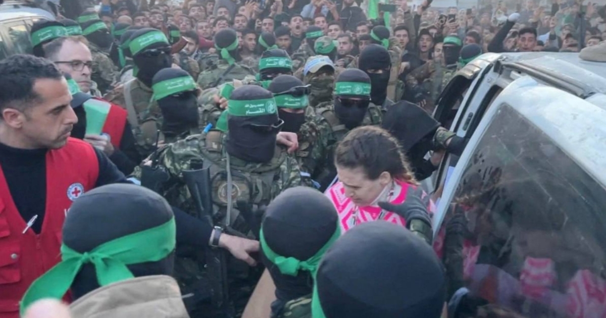 H στιγμή της παράδοσης των τριών Ισραηλινών από τη Χαμάς: Σειρά έχουν οι Παλαιστίνιοι (vid ...