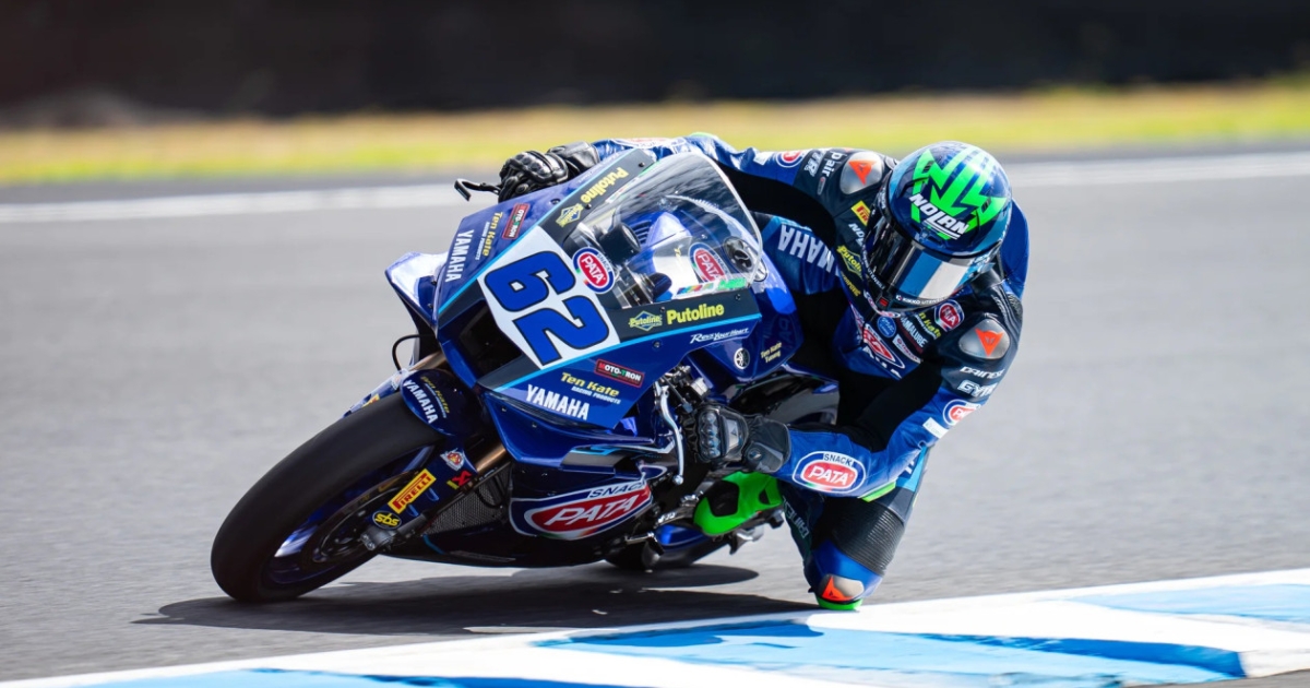 Ο Stefano Manzi γράφει ιστορία με την πρώτη νίκη του Yamaha R9 στο WSSP ...