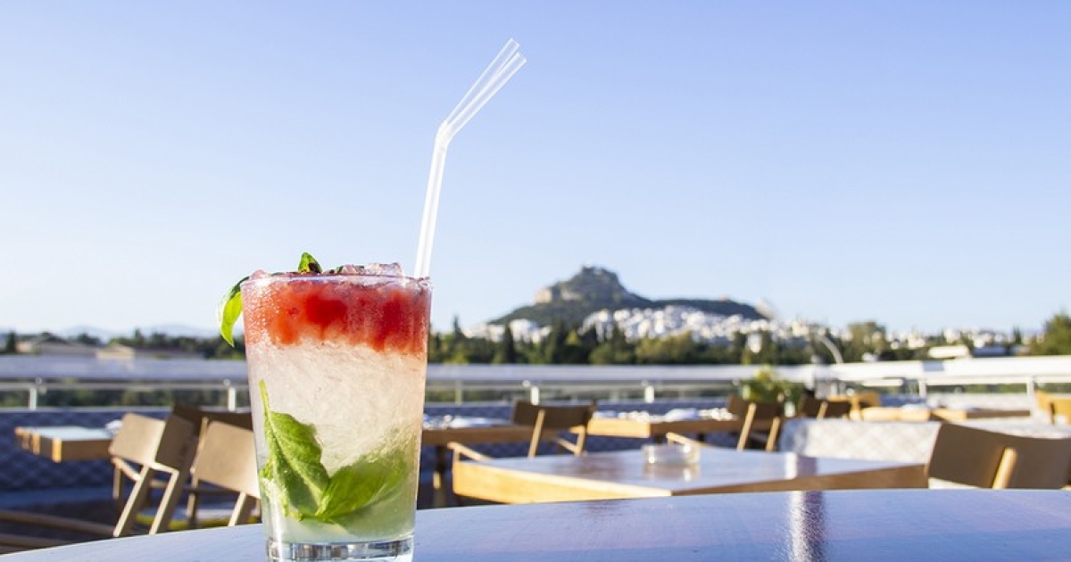 5 cocktails που πρέπει να δοκιμάσεις με θέα όλη την Αθήνα | PLUS by ...